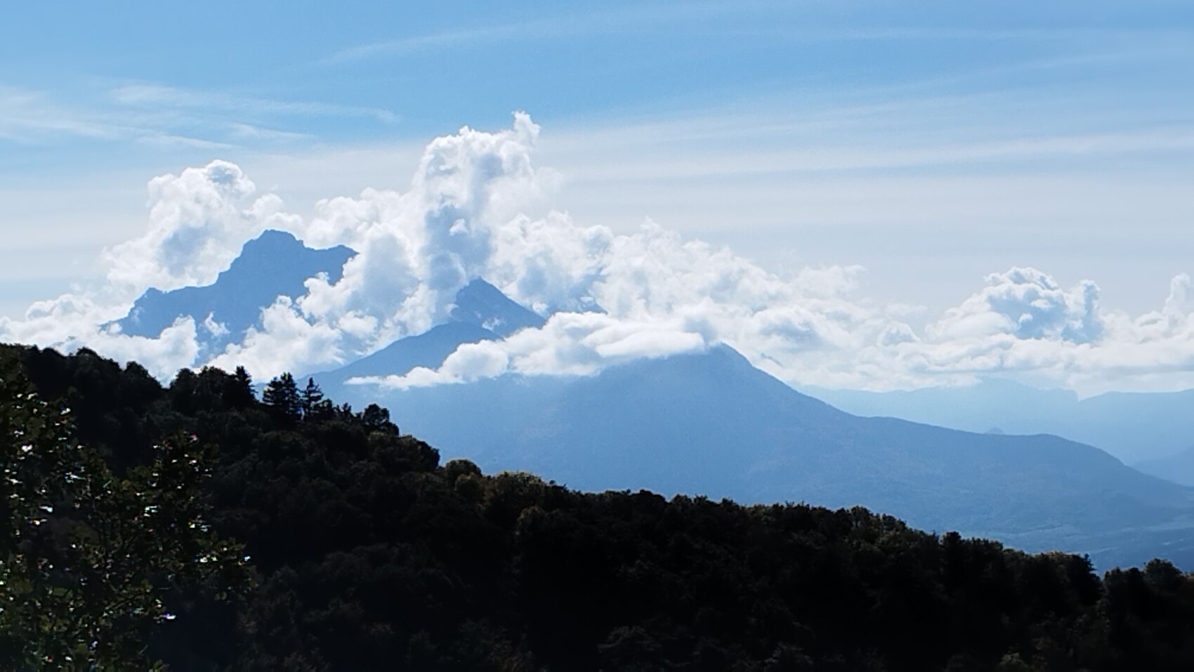 Photo nuage sur montagne